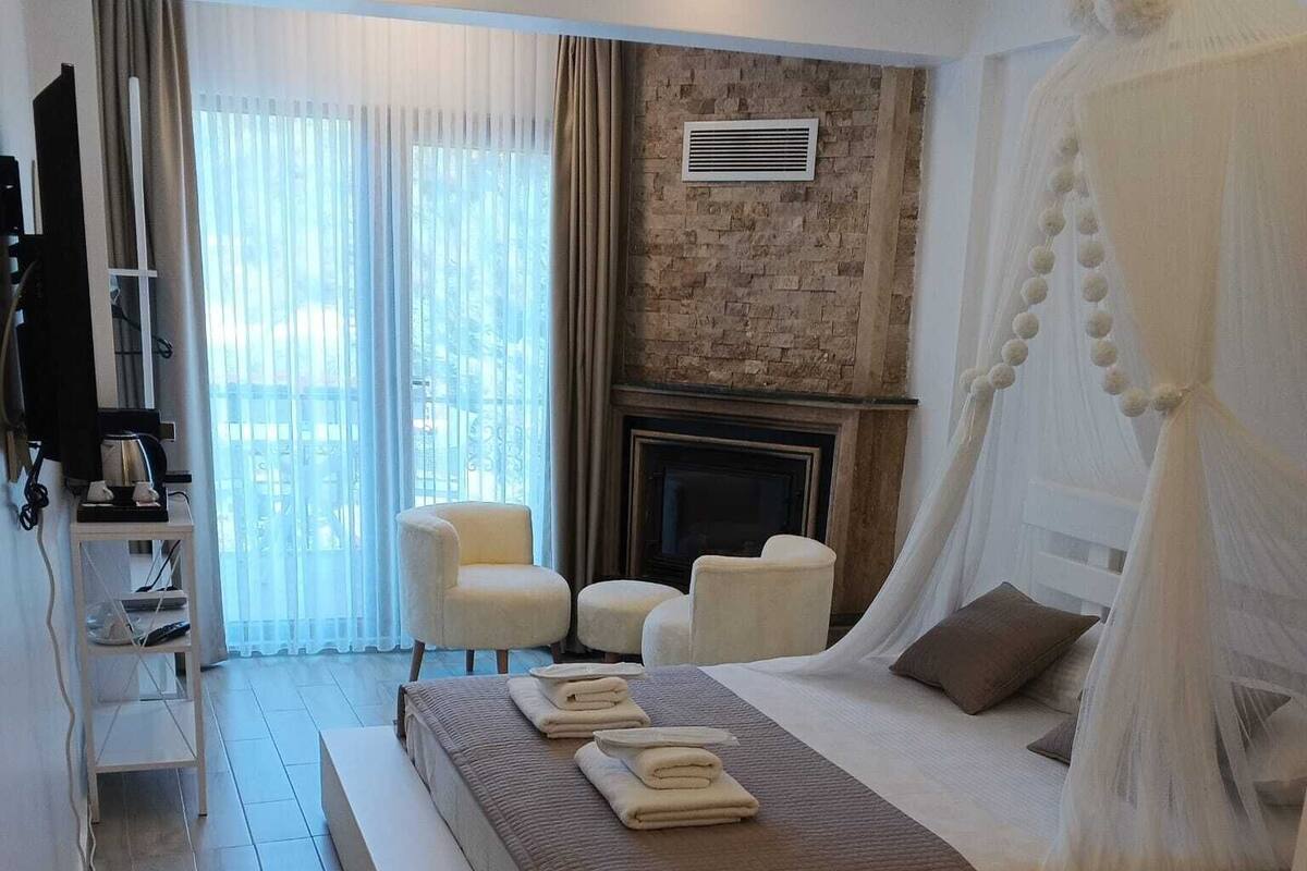 Quarto Duplo Elite, casa de banho privativa, vista para o rio | Secretária adequada para computadores portáteis, Wi-fi grátis