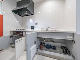 Apartamento | Cozinha privada | Geladeira grande, micro-ondas, cooktop