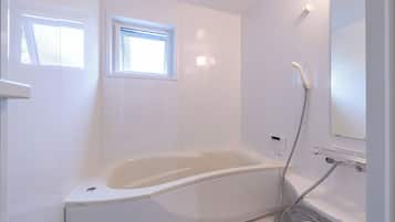 Apartamento | Casa de banho | Uma combinação polibã/banheira, um secador de cabelo