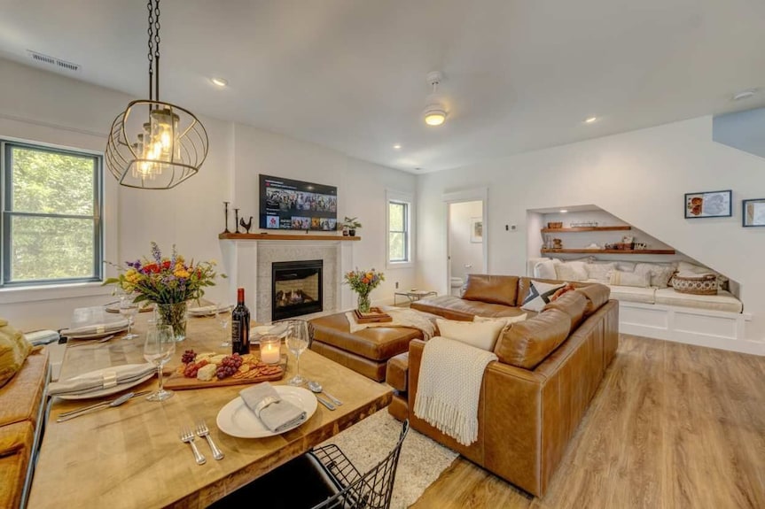 The Pearl Of Sheridan | Luxe 3-bedroom Downtown Retreat With En-suite Bathrooms, Gas Fire Pit, Bbq Grill & Walkable To Main Street | Concierge, Private Chef & Adventure Services Available - Sheridan, WY