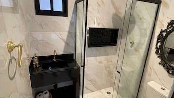 Quarto casal conforto, vista para o pátio | Roupas de cama premium, frigobar, cofres nos quartos