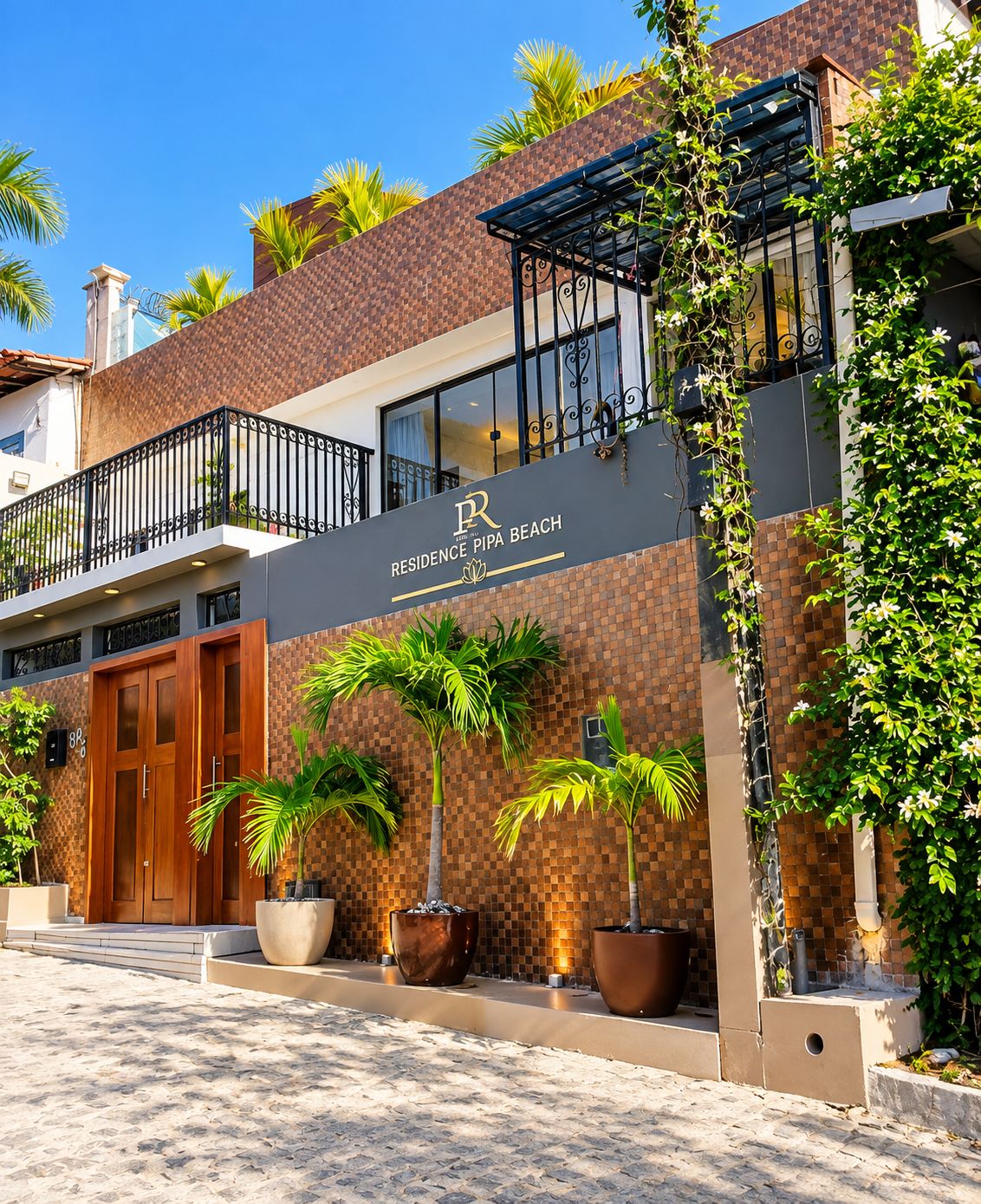 Edifício residencial com uma placa indicando 'Residence Pipa Beach'.