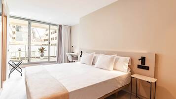 Quarto Duplo, Vista para a cidade | Cofre no quarto, secretária adequada para computadores portáteis