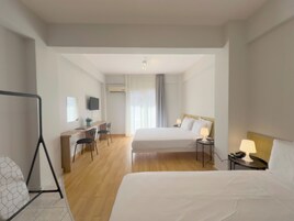Quarto Triplo Básico, varanda | Ferro/tábua de engomar, Wi-fi grátis, roupa de cama fornecida 