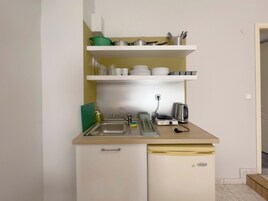 Quarto Triplo Básico, varanda | Cozinha privada | Uma cafeteira/bule, Minifrigorífico, uma chaleira elétrica 