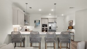 Condo, várias camas, acesso à piscina, vista para o oceano | Cozinha privada | Geladeira, micro-ondas, fogão, cooktop