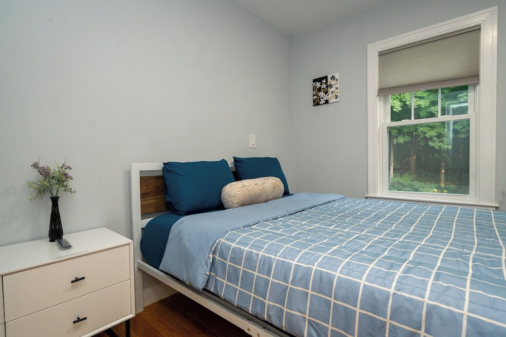 New Renovation Cozy House In Worcester - Worcester, MA