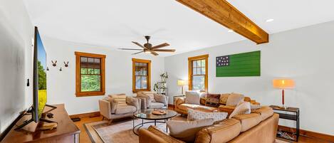 Casa, 4 quartos | Sala de estar | Smart TV