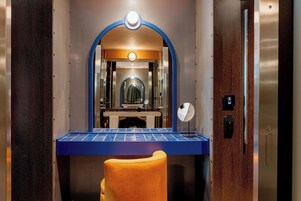 Edredões de penas, minibar, cofre com capacidade para portátil 