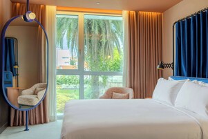 Quarto, 1 cama king-size | Edredões de penas, minibar, cofre com capacidade para portátil 
