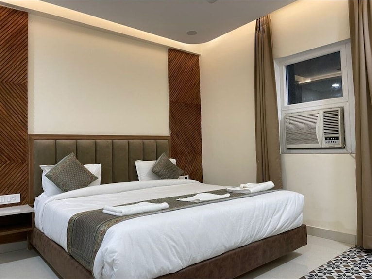 Near Kashi Vishwanath Temple Charming 9-bedroom Hotel With Ac, Wifi Varanasi - Varanasi