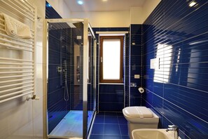 Quarto Triplo Comfort, casa de banho privativa | Casa de banho | Um polibã, artigos de higiene pessoal grátis, um secador de cabelo 