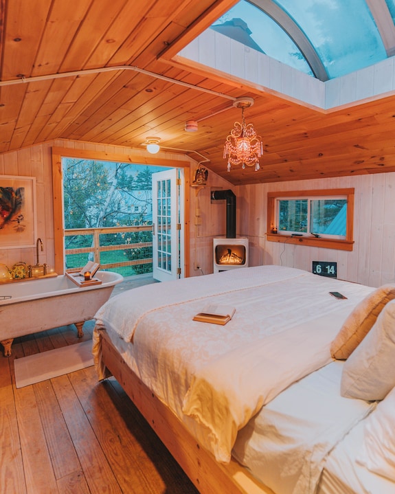 Treehouse Lifted Up Over A Stocked Trout Pond Up In The Beautiful Birch Trees! - Vermont