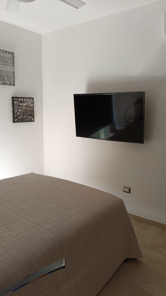 S. Close To The Beach, 2 Blocks To Market, 2 Bedroom, Free Wifi, Roof Top Pool -