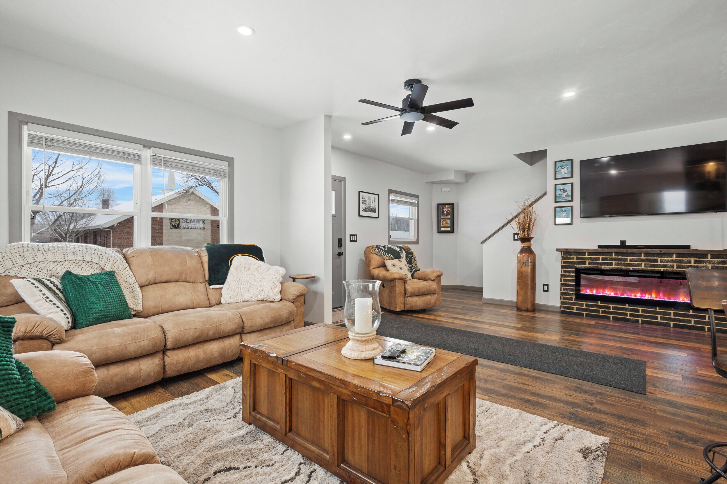 Lambeau Legends Ii - Brand New 4 Bedroom, 2.5 Bath 0.3 Miles To Lambeau Field! - Green Bay, WI