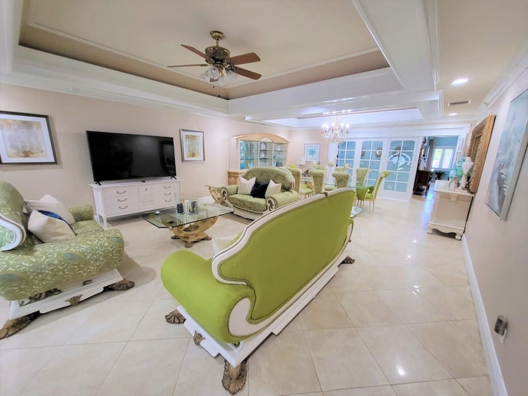 Serenity Villa - 5br/5ba Luxury Retreat, Private Pool, 3-minute Walk To Beach - 나사우