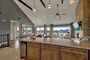 Casa, várias camas, varanda (1202 Janet Dr.) | Parte interna