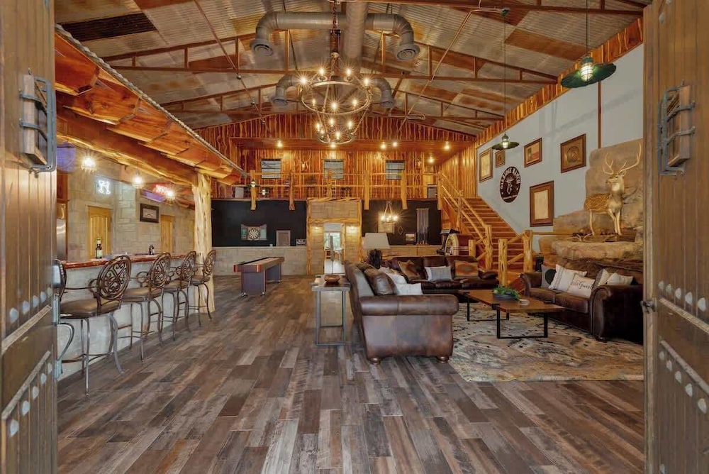 Oakridge Ranch: Pool + Hot-tub, Pickleball Court, Whiskey & Wine Room - Johnson City, TX