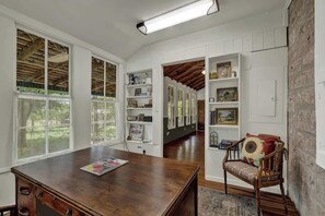 Casa, várias camas, pátio (3499 W US 290- Main) | Interior
