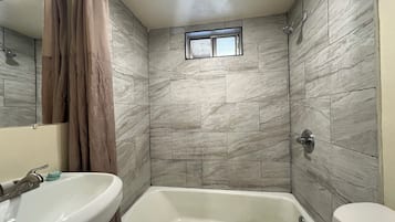 Quarto solteiro standard | Banheiro | Toalhas de banho, sabonete, shampoo, papel higiênico