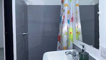Chuveiro, toalhas de banho, sabonete, shampoo