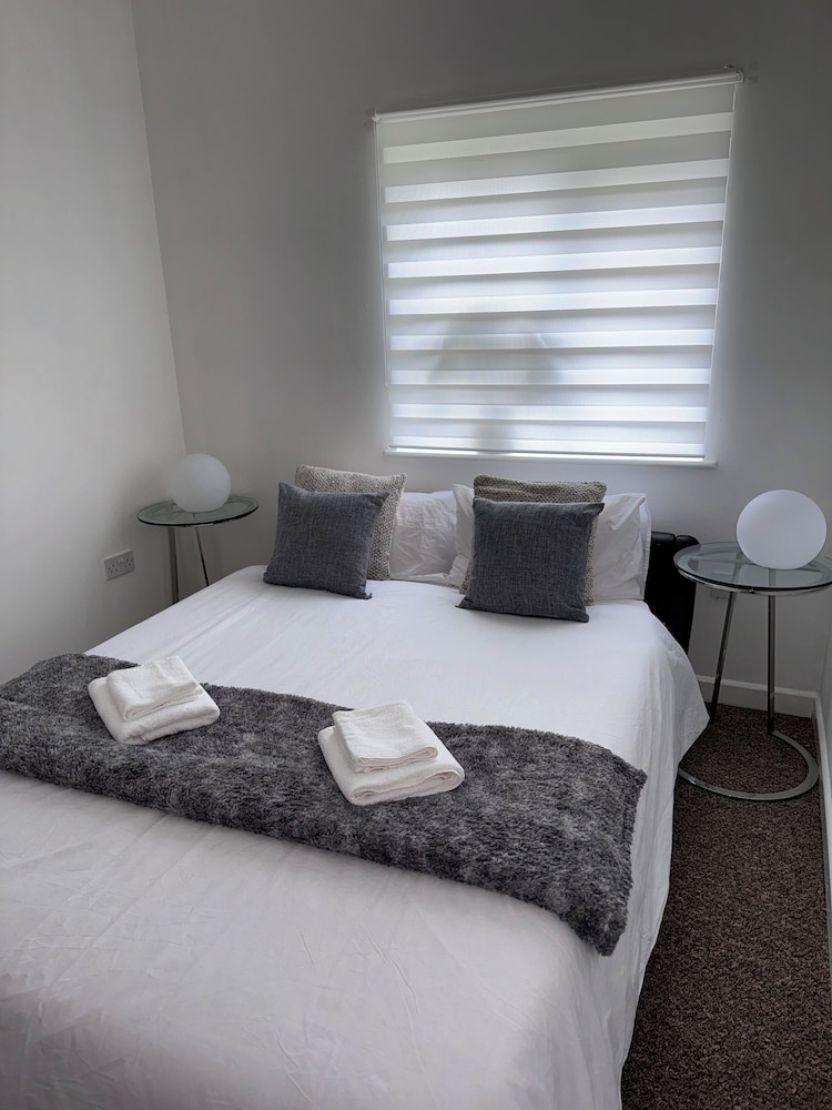 Bright Two Bedroom Flat - London
