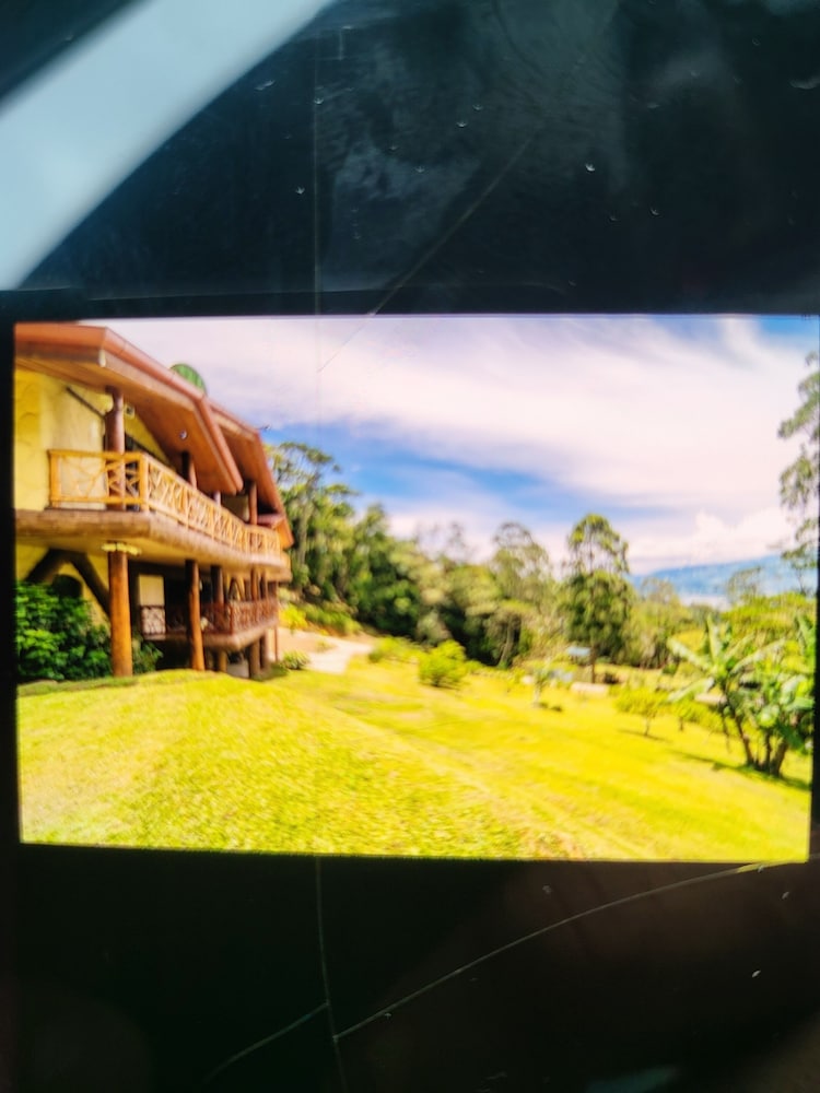 4-bedroom Luxury Farm Home With Spectacular Views Of The Valley. -