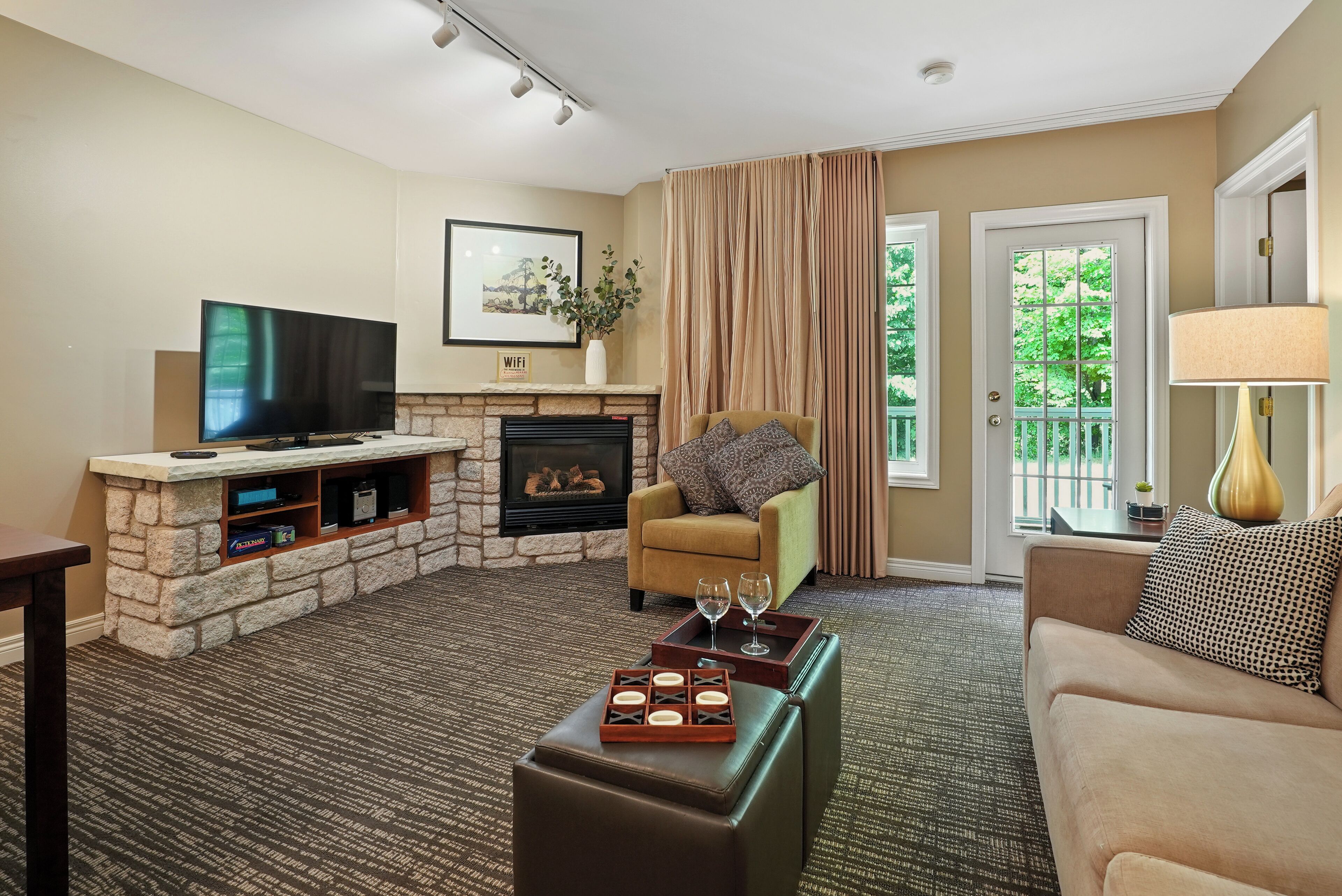 Kingbed+kitchen+jacuzzitub+pool+hottub+sauna - Horseshoe Valley, ON