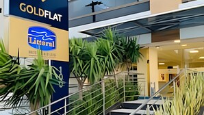 Um edifício moderno com uma placa indicando 'Goldflat' e 'Liberal'.