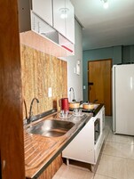 Apartamento | Cozinha privada | Geladeira grande, micro-ondas, cooktop