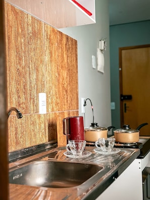 Apartamento | Cozinha privada | Geladeira grande, micro-ondas, talheres/pratos/utensílios de cozinha
