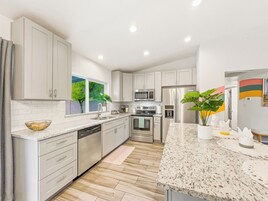 Casa, várias camas, acesso à piscina, vista para a montanha (Loughlin Chandler) | Cozinha privada | Cafeteira/chaleira