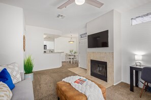 Condo, várias camas, acesso à piscina, vista para a cidade (Sahuaro #2035 Scottsdale) | Área de estar | Lareira