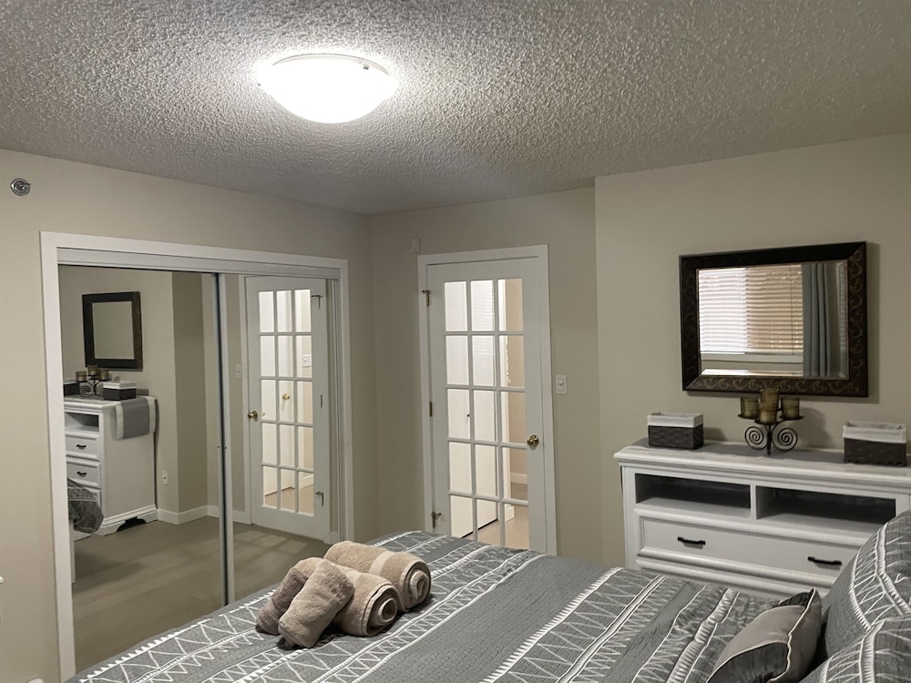 Cozy Condo Close To Lrt, Stadium And Expo Center. - Alberta