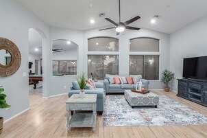 Casa, várias camas, acesso à piscina, Vista para a cidade (165th Goodyear) | Sala de estar