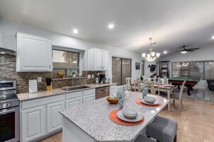 Casa, várias camas, acesso à piscina, Vista para a cidade (165th Goodyear) | Cozinha privada | Uma cafeteira/bule 