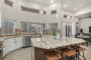 Casa, várias camas, acesso à piscina, vista para a cidade (Three Palms Citrus Cove Mesa) | Cozinha privada