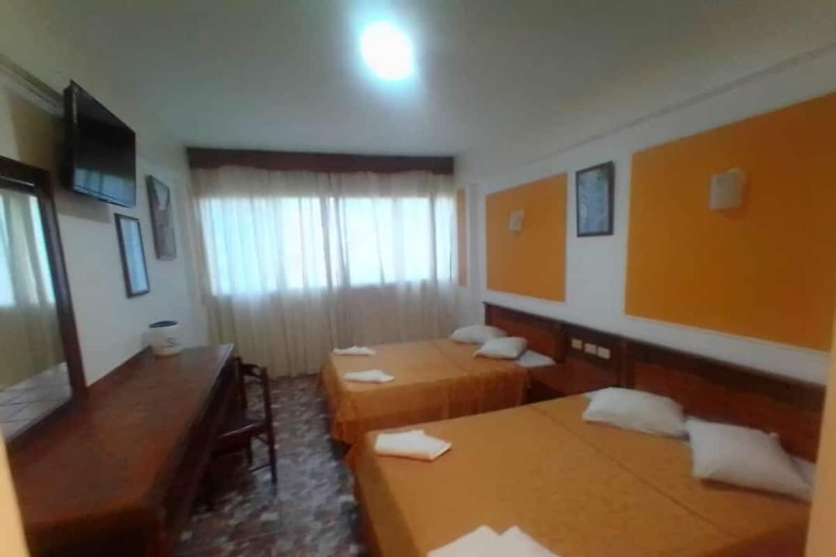 Quarto Quádruplo Standard, vista para a praia | Secretária, Wi-fi grátis