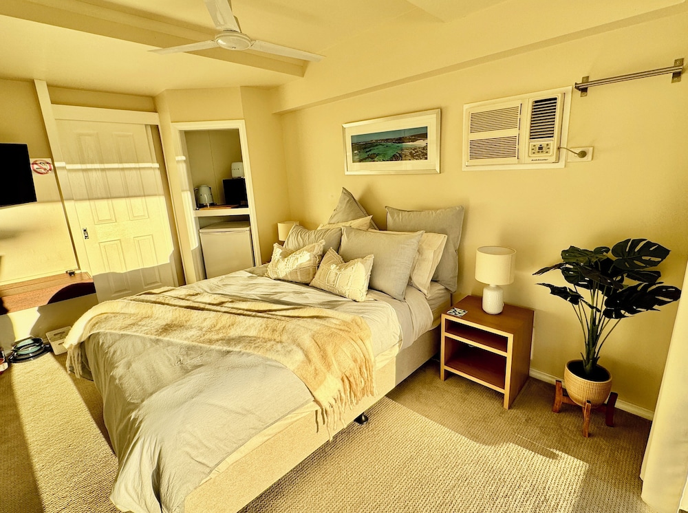 Large Beachside House + 2 Queen Studio Suites, Sleeps Up To 12, On Mills Beach - Mornington