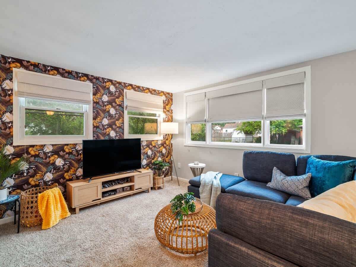 Euclid Escape - Poolside Bliss With Hot Tub - Squire's Castle, Willoughby Hills