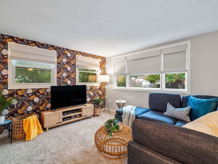 Euclid Escape - Poolside Bliss With Hot Tub - Squire's Castle, Willoughby Hills