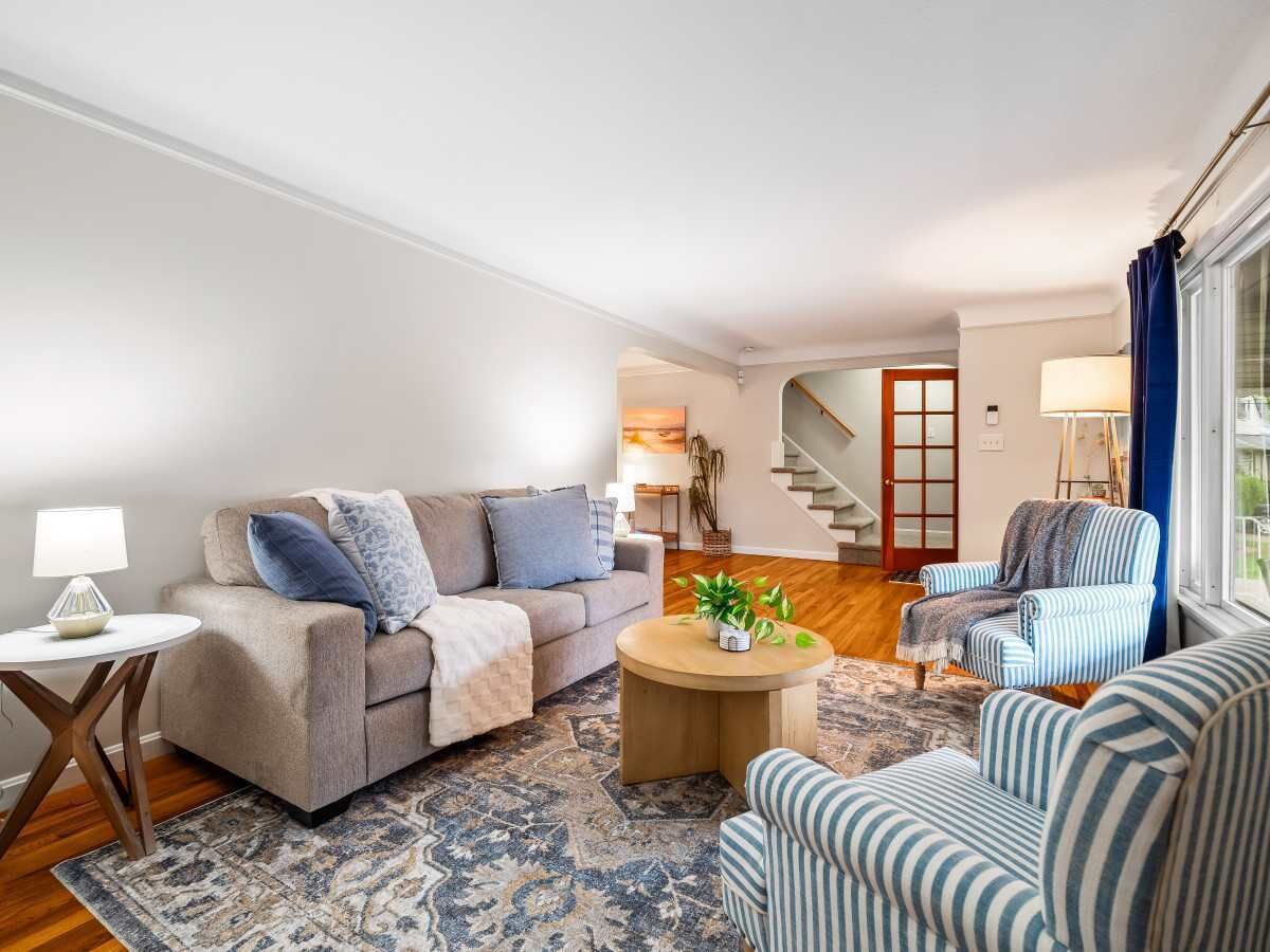 Euclid Escape: Poolside Bliss With Hot Tub - Willoughby, OH