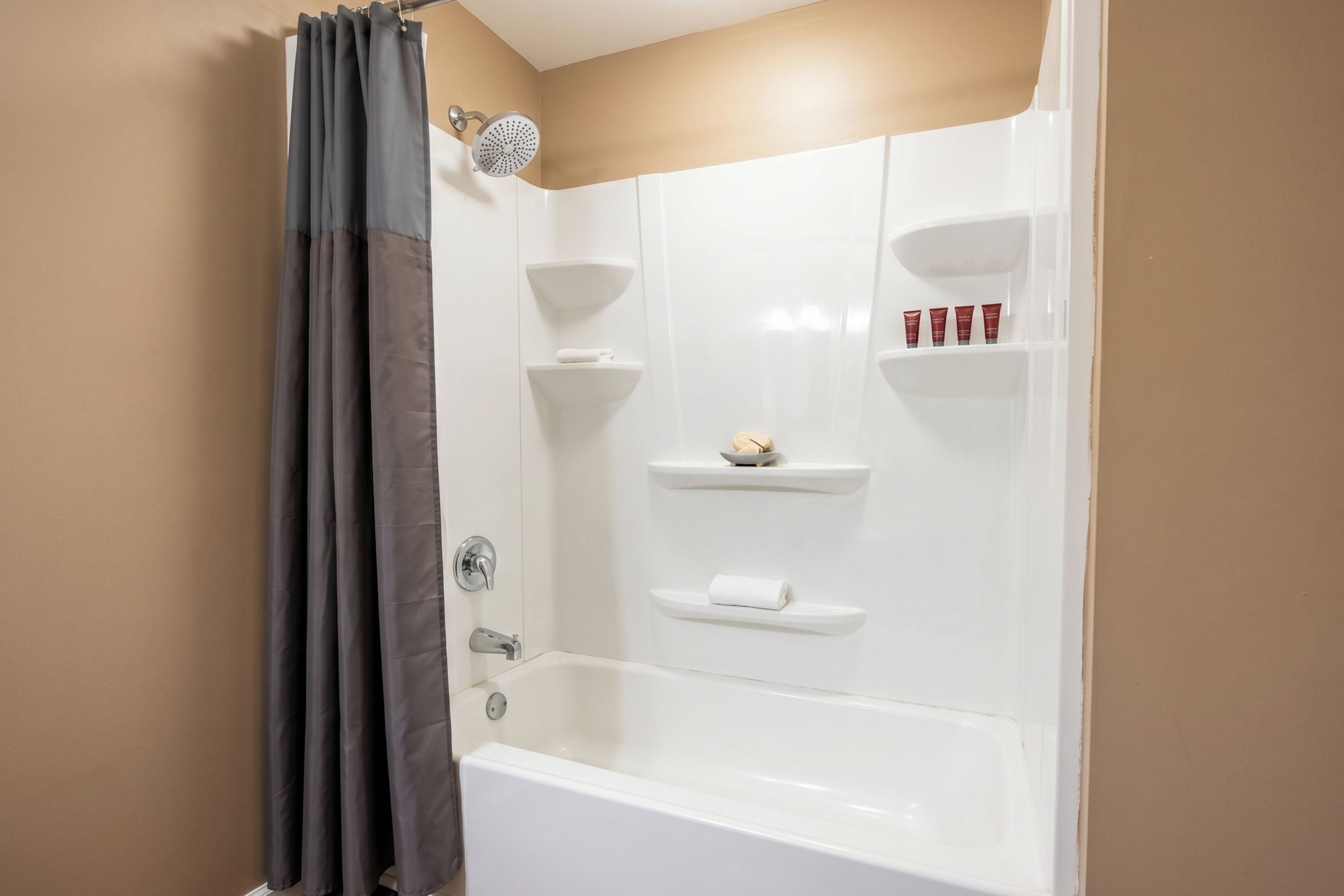 Quarto, 2 camas queen-size, não fumadores | Casa de banho | Artigos de higiene pessoal grátis, um secador de cabelo 