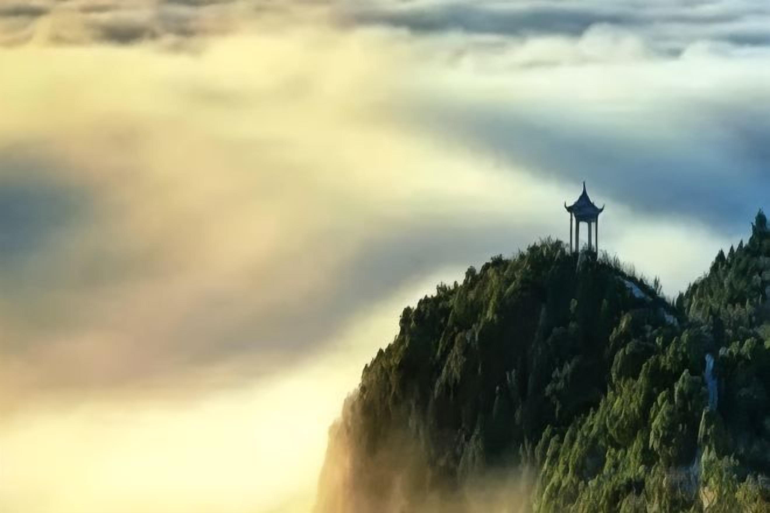 Um pagode numa colina com um cenário florestal.