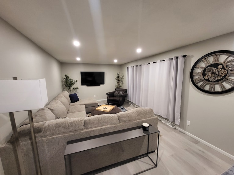 Spacious 4-bedroom House On 1 Acre, Fenced, Game Room, And Party Tent Rental! - Minnesota