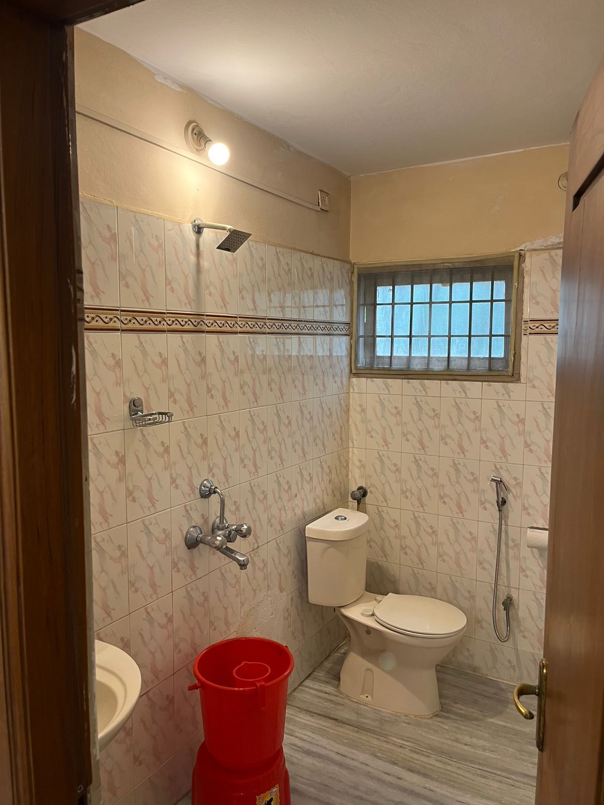 Quarto empresarial | Banheiro | Produtos de toalete grátis, toalhas de banho, sabonete, shampoo