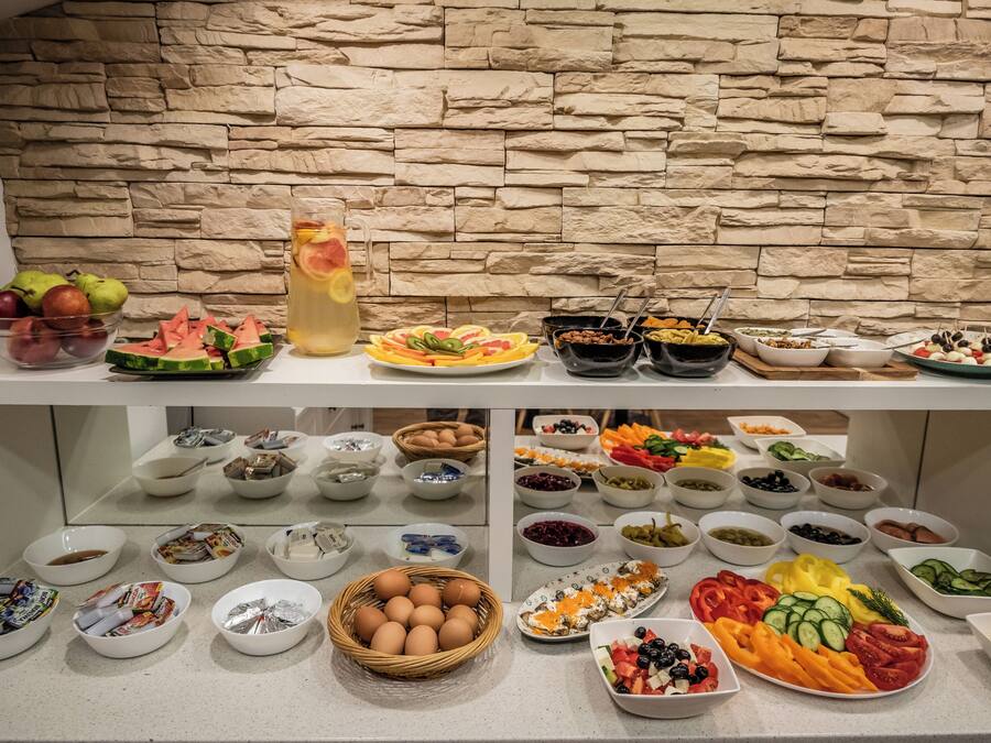 Pequeno-almoço tipo buffet diário mediante uma taxa