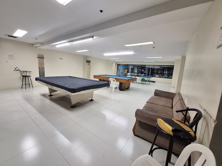 Stayluxia Superior King 1br 1ba Suite W/balcony, Bayview, Pool, Gym, Netflix - Manila