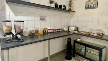 Café da manhã com buffet todos os dias (EUR 5 por pessoa)