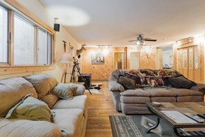 Casa Signature, pátio, vista para a montanha | Sala | Smart TV de 65 de polegadas com canais por cabo, leitor de DVD, livros 